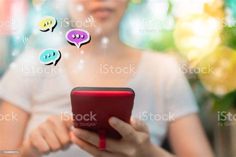 여자 손 스마트폰 입력을 사용 하 여 대화 상자 아이콘 팝업 채팅 대화 소셜 미디어 Maketing 기술 개념입니다 빈티지