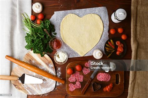 요리사는 발렌타인의 날 휴일에 대 한 피자 마음을 만든다 살라미와 모 짜 렐 라와 클래식 이탈리아 피자 개념에 대한 스톡 사진