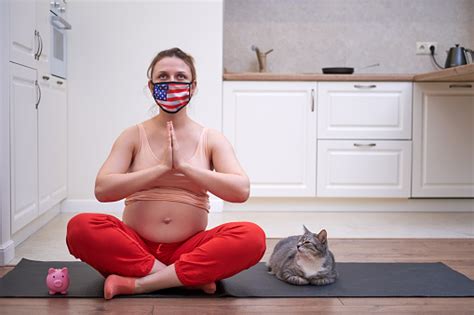 집에서 얼굴 마스크에 임신 중 피트니스 클래스 미국 국기와 의료 마스크를 착용 부엌에서 스포츠 훈련 세션에서 임산부 35 39세에 대한 스톡 사진 및 기타 이미지 Istock