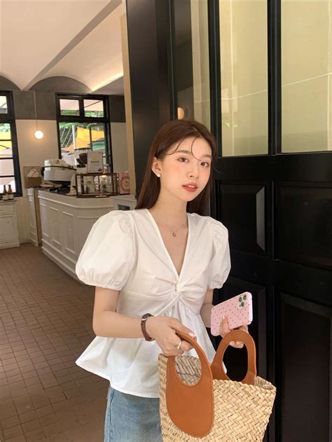 베이지하루 [당일발송 무료배송] 여름 반팔 화이트 블라우스 탑 상의 티셔츠 브이넥 셔링 주름 퍼프 소매 루즈핏 남방 봄옷 30