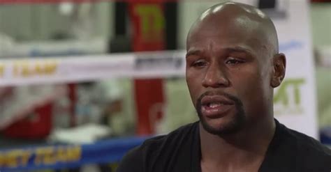 Floyd Mayweather Shows Off His Massive Paycheck From Mcgregor Fight