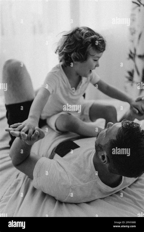 Gl Ckliche Liebende Familie Vater Und Sein Sohn Spielen Und Umarmen Sich Zu Hause Vatertag