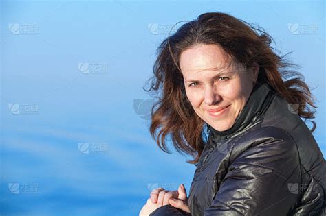 美丽微笑的年轻白人妇女肖像