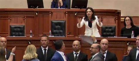 Tensione në Kuvend opozita bllokon foltoren Spiropali Garda të