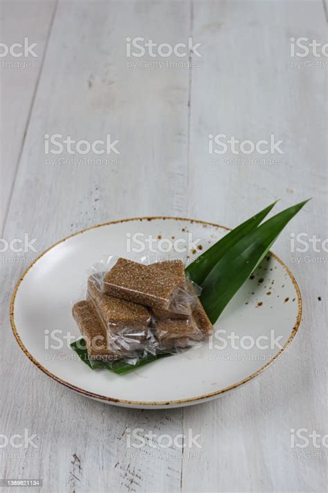 Jenang Krasikan 또는 Dodol Ladu는 찹쌀가루로 만든 인도네시아 전통 음식입니다 갈색에 대한 스톡 사진 및