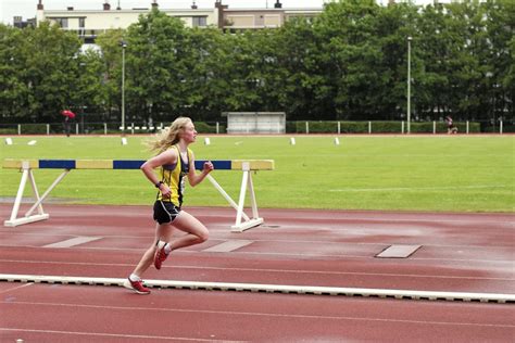무료 이미지 소녀 선로 스포츠 소년 운영 점프하는 달리는 사람 경쟁 고등학교 체육 실기 만나다 스프린트 트랙 경기장 허들 링 인간 행동 육상