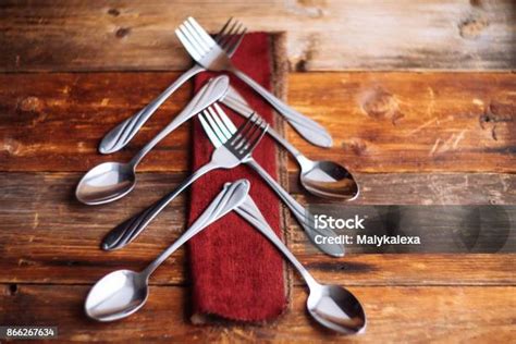 회색에서 어두운 슬레이트에 칼 붙이 돌 또는 콘크리트 배경 크리스마스 트리를 추상화 합니다 복사 공간 최고 볼 수 있습니다 겨울에 대한 스톡 사진 및 기타 이미지 Istock