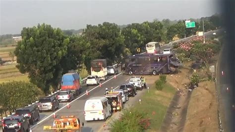 Kronologi Kecelakaan Bus Terguling Di Tol Jombang Sopir Mengantuk Di