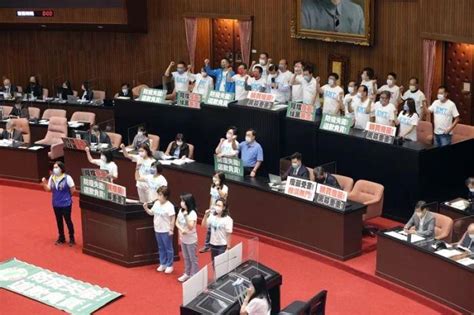 台立法机构开会：国民党占据主席台 要求苏贞昌为防疫失能道歉台湾发言台来源