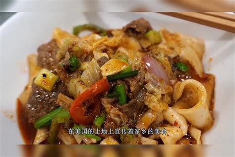 小伙国外卖香辣羊肉面，独有的口味引来了众多顾客，生意火爆香辣口味小伙