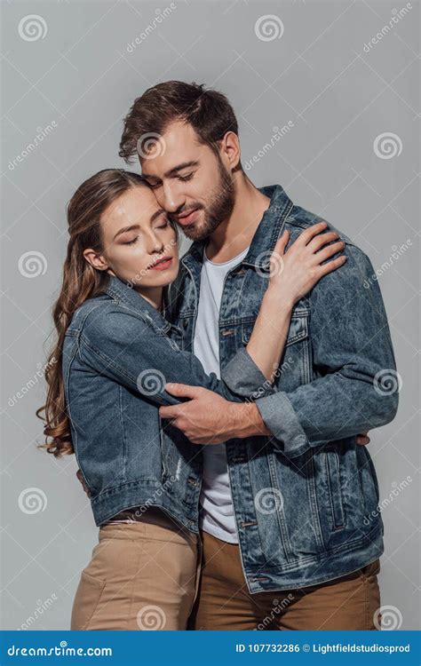 Pares Jovenes Felices Hermosos Con El Abrazo Cerrado De Los Ojos Foto De Archivo Imagen De