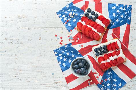 7 월 4 일 미국 독립 기념일 음식 토스트 빵에 딸기 블루베리 휘핑 스위트 크림 부드러운 치즈를 곁들인 미국 국기 샌드위치