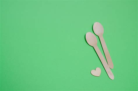 천연 소재 나무 숟가락 환경 친화적인 일회용 식기 녹색 배경에 나무 숟가락 에코 개념입니다 공간을 복사합니다 에코 소나무 나무