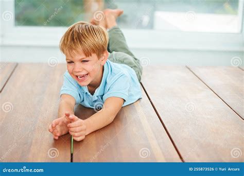 Divertindo Se Em Casa Um Menino Bonito Brincando Na Mesa Do Jantar Em