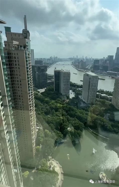 昨天， 陆家嘴 一线滨江的世茂滨江花园法拍了一套335平的豪宅，总价3020万，单价仅89万。这套世茂滨江花园的房源位 雪球