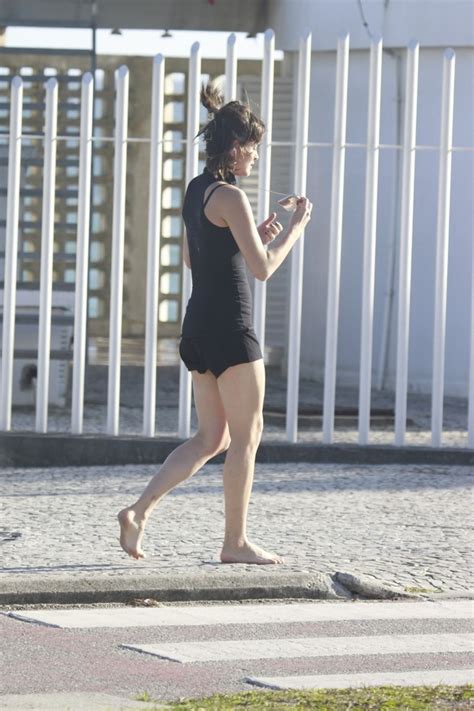 Ego De Gola Alta Maria Casadevall Rouba A Cena Dançando Em Praia Do