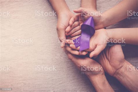 보라색 리본을 들고 성인과 어린이 손 알츠하이머 병 췌장암 간질 인식 세계 암의 날 가정 폭력에 대한 스톡 사진 및 기타 이미지