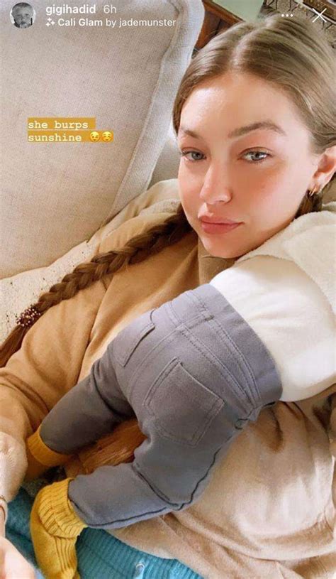 جيجي حديد وابنتها تشارك متابعيها أول صورة سيلفي لهما