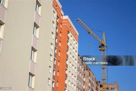 푸른 하늘에 대한 크레인 및 건물 건설 현장 미완성 건물 광범위한 건물 기숙사 지역 도시 인구 증가 마을의 멸종 복사 공간 건설 현장에 대한 스톡 사진 및 기타 이미지