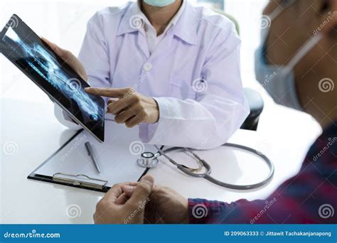 M Dico Do Sexo Feminino Explica Diagn Stico Para Paciente Segurando E