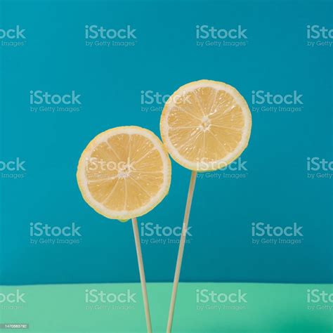 青と緑の背景に木の棒に新鮮なレモンの2つの半分 かんきつ類のストックフォトや画像を多数ご用意 かんきつ類 しずく みずみずしい