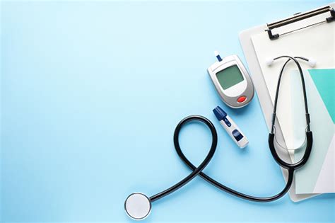 텍스트 평면 누워 에 대한 공간이 파란색 배경에 디지털 글루코프 랜싯 펜과 청진기 당뇨병 개념 의료 기술 건강관리와 의술에 대한
