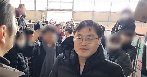 더탐사 나가” 강진구 시장 방문 한동훈에 접근하려다 야유 세례