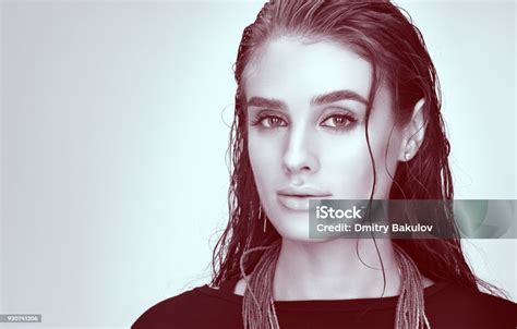 가로 톤 블랙에서 젊은 여자의 초상화 젖은 머리와 전문 메이크업 갈색 머리에 대한 스톡 사진 및 기타 이미지 갈색 머리 검은색 관능 Istock