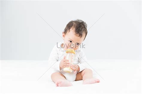 우유 마시는 아기 사진 무료 다운로드 Lovepik