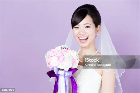 보라색 배경에 아시아 여자 결혼식 이미지의 초상화 결혼식에 대한 스톡 사진 및 기타 이미지 결혼식 꽃다발 드레스 Istock