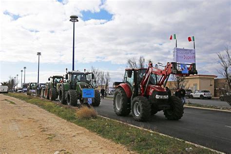 Protesta Agricoltori Arriva A Roma Primi Trattori Su Nomentana