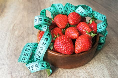 테이프 센티미터측정으로 덮인 둥근 나무 접시에 맛있는 큰 빨간 딸기의 이미지를 닫습니다 0명에 대한 스톡 사진 및 기타 이미지