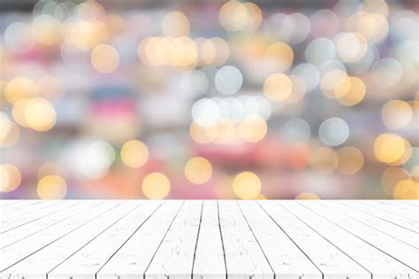 원근 은 흐리게 배경 위에 상단에 흰색 나무 테이블 몽타주 제품 디스플레이 또는 디자인 레이아웃에 대한 모형을 사용할 수 있습니다 0명에 대한 스톡 사진 및 기타 이미지