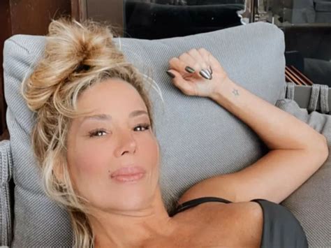 Mundo Positivo Aos 49 Anos Danielle Winits Esbanja Beleza Arrasadora