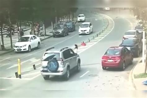 女孩下车后一步步走向了死神，回看监控，家人泪崩了