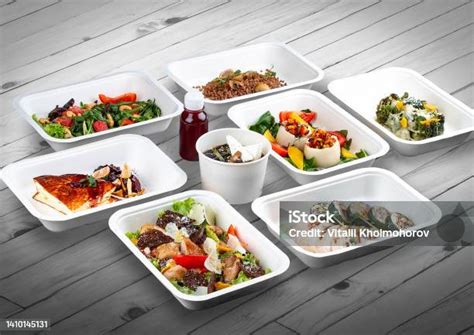 나무 배경에 생태 포장에 건강 식품 요리의 세트 음식 배달 테이크 아웃 0명에 대한 스톡 사진 및 기타 이미지 0명 개념