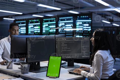 Equipo De Programadores En Datos Centrar Utilizando Aislado Pantalla