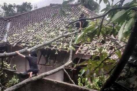 Kecamatan Berpotensi Longsor Pemkab Bandung Barat Tetapkan Status Siaga Darurat Bencana