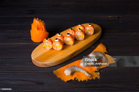 나무 접시에 당근 조각으로 싸여 쌀없이 일본 초밥 롤의 측면 보기 0명에 대한 스톡 사진 및 기타 이미지 0명 Ebi