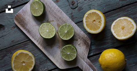 갈색 나무 도마에 얇게 썬 레몬 사진 Unsplash의 무료 음식 이미지
