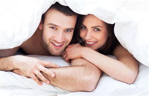 Pareja Joven En La Cama — Foto De Stock 25793287 © Pikselstock