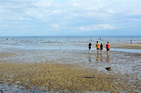 Laiya 산 후안 Batangas 필리핀5 월 28 일 2017 사람들이 시간 여름 휴가 하얀 모래 해변 썰에 가족에 대한