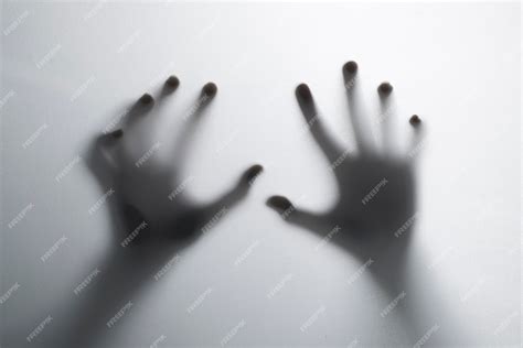 스튜디오에서 무서운 손 실루엣 무료 사진