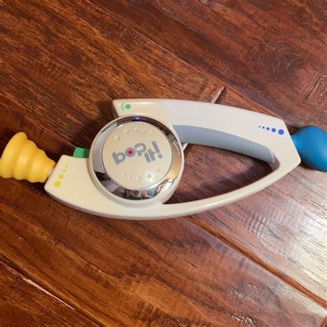 Hasbro Games Hasbro Gaming Bop It Carabiner Edition Electronic Hand