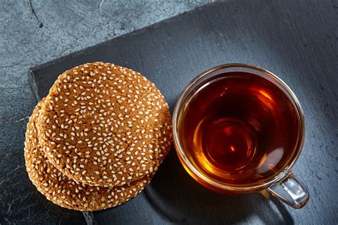 얕은 깊이 어두운 회색 대리석 백그라운드에 브라 우 니와 홍차의 유리 컵의 현장 사진입니다 0명에 대한 스톡 사진 및 기타 이미지 Istock