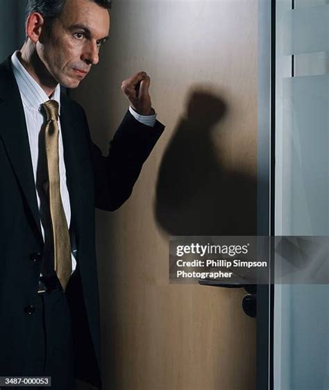 Guy Knocking On Door ストックフォトと画像 Getty Images