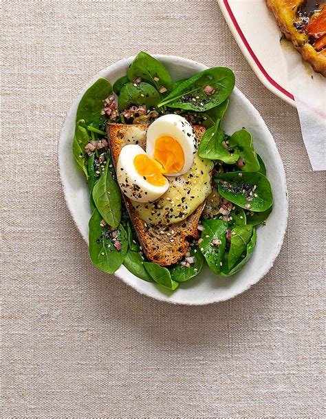 Salade de pousses dépinards œufs mollets et rocamadour pour 4