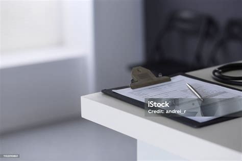 리셉션 데스크에 누워 청진 기 및 의료 기록 양식 진료소 또는 응급 병원에서 의사 작업 테이블에서 의료 도구 의학 및 의료 개념 접수원에 대한 스톡 사진 및 기타 이미지