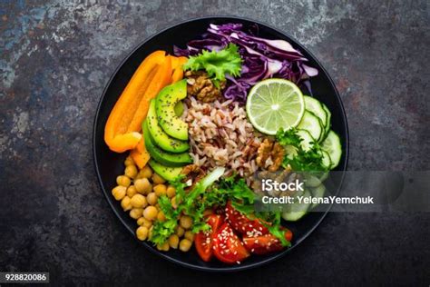 현미 아보카도 후추 토마토 오이 붉은 양배추 Chickpea 신선한 양상추 샐러드 호두와 부처님 그릇 요리 건강 한 채식 식사 슈퍼 푸드입니다 상위 뷰 0명에 대한 스톡