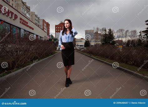 Moda Linda Morena Chica En Retrato De Ciudad Imagen De Archivo Imagen De Ocasional Mezclilla